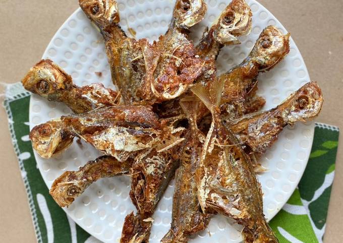 Resep Ikan Selar Goreng Garing oleh Rini Dwi Astuti - Cookpad