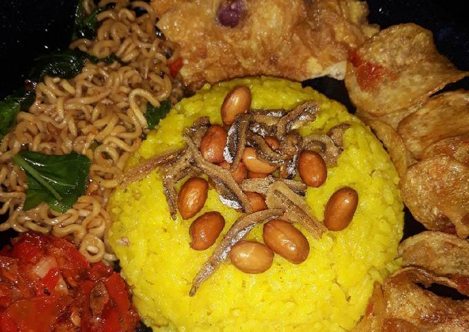 Resep Nasi kuning rice cooker oleh Vina Kitchen - Cookpad