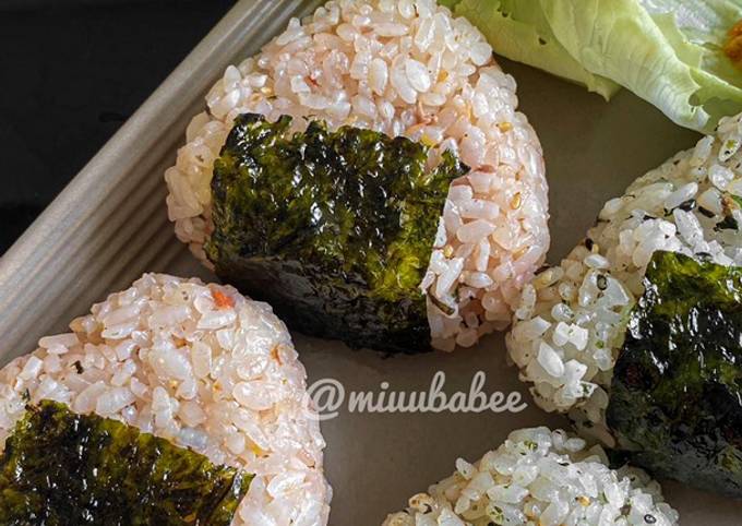 Cách Làm Món Cơm nắm cá ngừ Onigiri Nhật Bản của Miuu bé - Cookpad