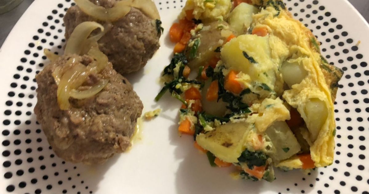 Albóndigas De Cadera De Res Encebollada Acompañada De Tortilla Española ...