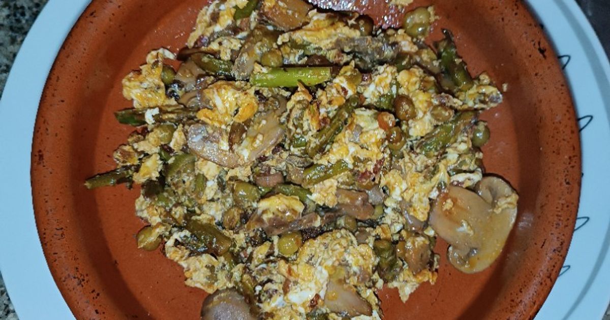 Revuelto De Espárragos Con Champiñones, Jamón Y Guisantes Receta de ...