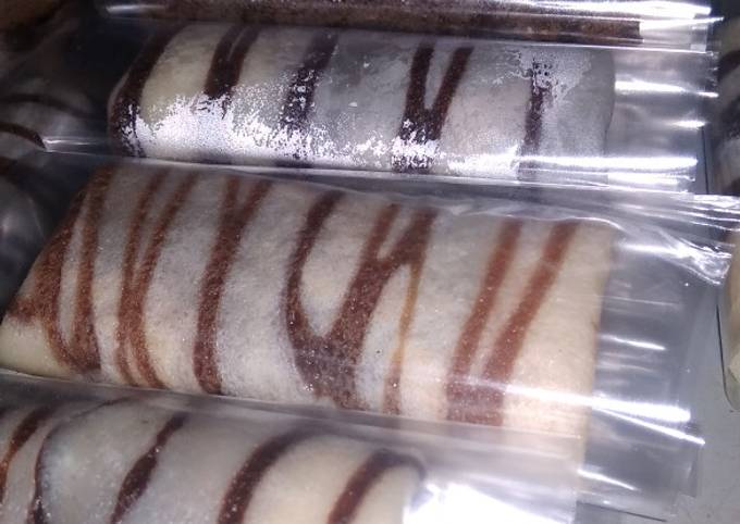 Resep Dadar Gulung Isi Coklat Lumer oleh Gita Puspita Dara - Cookpad