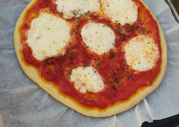 Pizza de tomate, mozzarella y albahaca Receta de Lorena- Cookpad