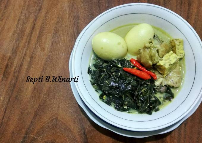 Resep Gulai Daun Singkong Lengkap Dengan Ayam, Telur dan Tempe oleh Septi B. Winarti - Cookpad