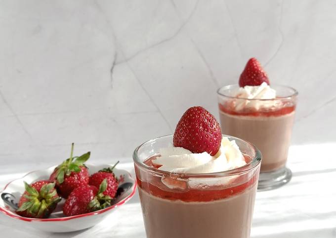 Resep Choco Panna Cotta Strawberry oleh Isnawati - Cookpad