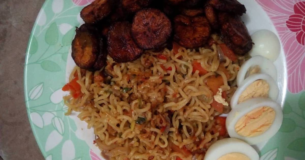 Indomie jollof wit plantain Recipe by shamsiya sarki - Cookpad