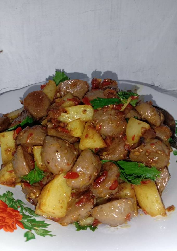 Resep Oseng Bakso mercon dengan kentang oleh Dapur Azzam - Cookpad