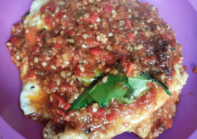 Resep Telur ceplok saos Cabai bolognaise oleh Ulya Khansa - Cookpad