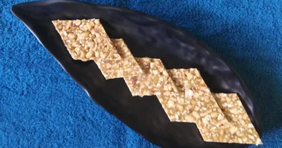 Peanut Chikki Recipe by Jigisha Modi - Cookpad