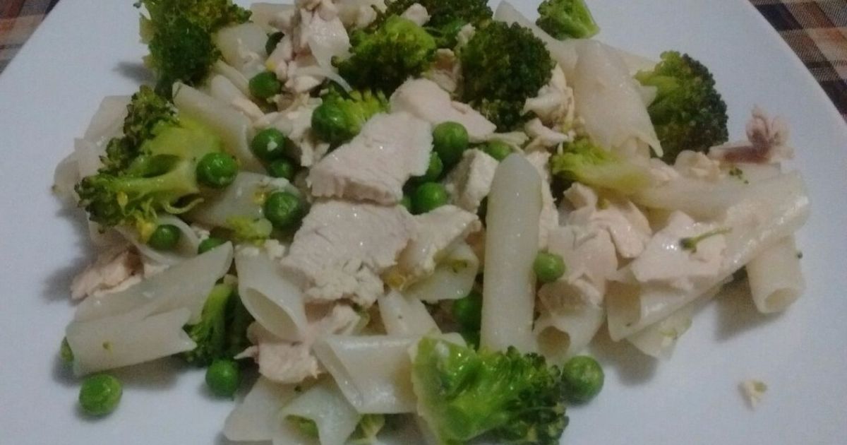 Mostacholes Con Pollo, Brócoli Y Arvejas Recipe by Carolina Velandia ...