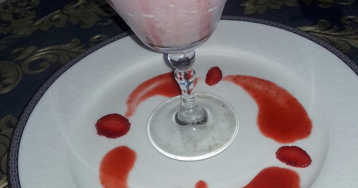 Strawberry Creamy Yogurt Recipe by Maha Faraz - Cookpad