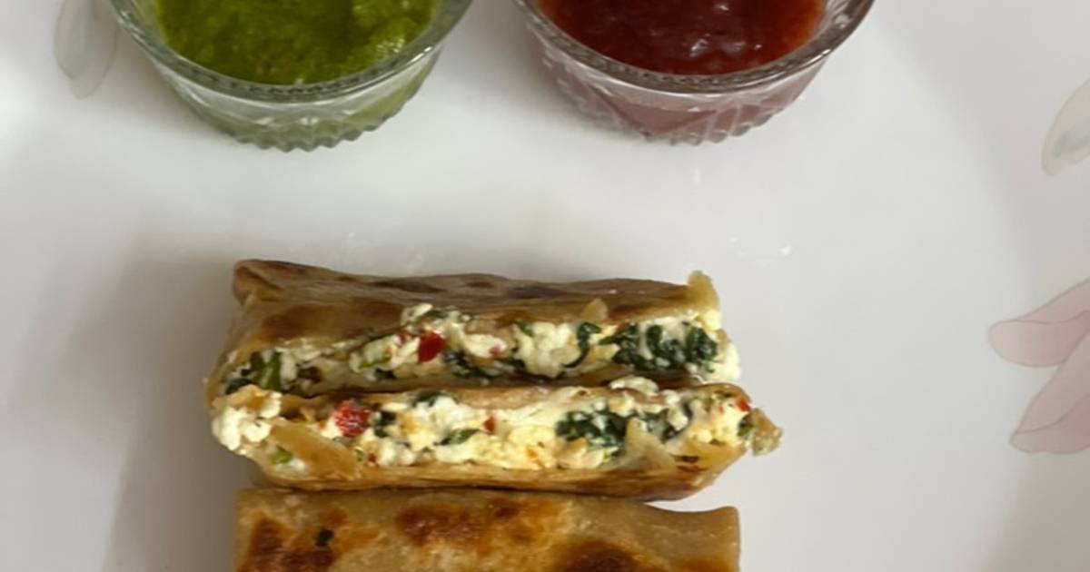 Cheesy Palak Paneer Lifafa Recipe by Alka Bhandari - Cookpad