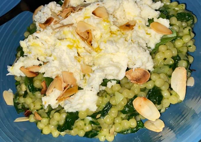 Risotto verdé de couscous perlé avec de la mozzarella et des amandes ...