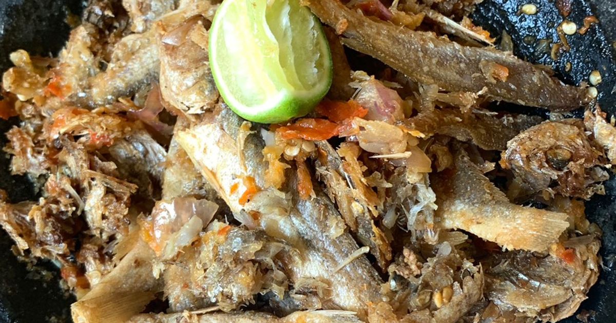 Resep Ikan Asin Tumbuk Pedas 🌶️🧄🐟 oleh riska fatriana - Cookpad