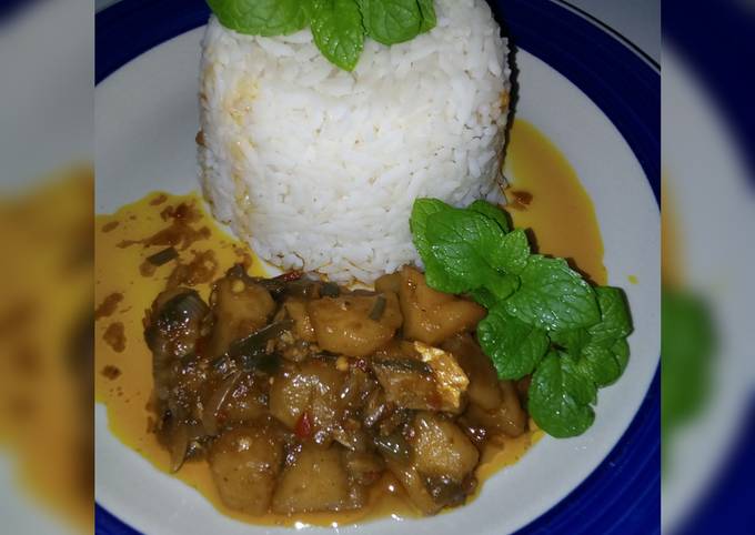 White rice with potatoes sauce Recipe by tee~awaisu - Cookpad