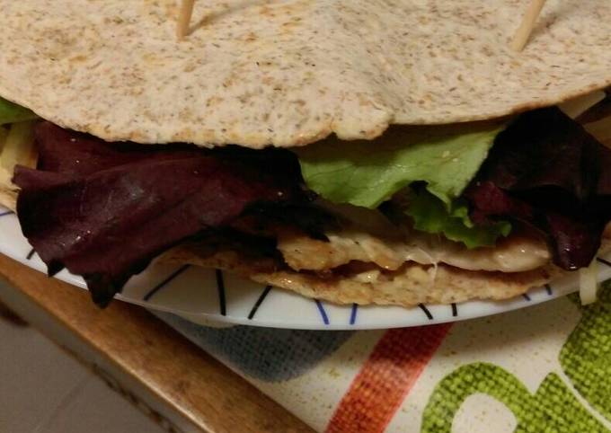 Sándwich de pollo y humus con tortita integral Receta de Mery- Cookpad