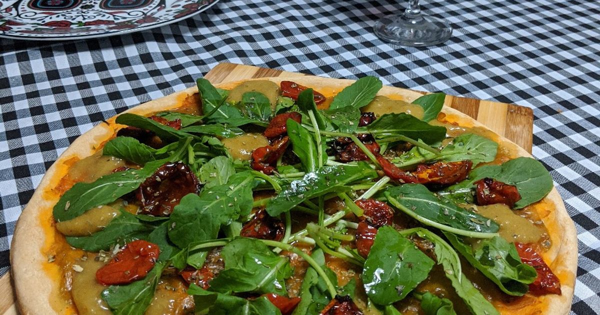 Pizza Vegana De Rúcula Com Tomate Seco Receita por Marina - Cookpad