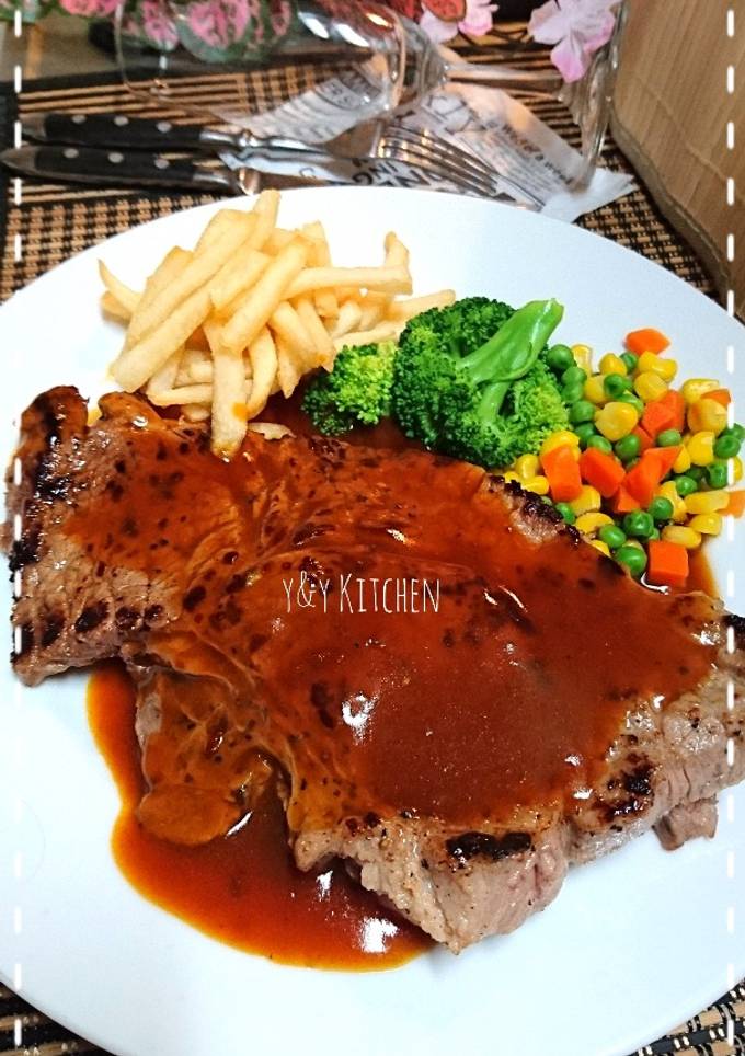 Resep Beef steak rumahan simple oleh yNy - Cookpad