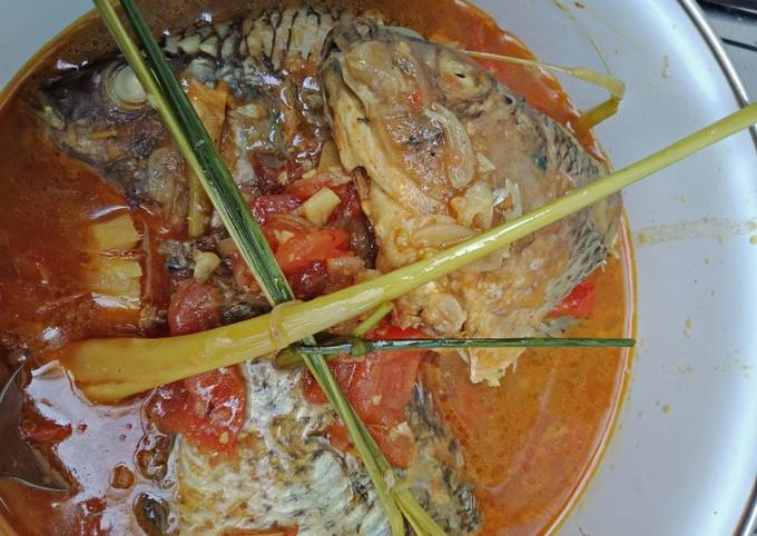 Resep Pidang gurame pedas asam manis oleh Fitriah Falaqiah - Cookpad
