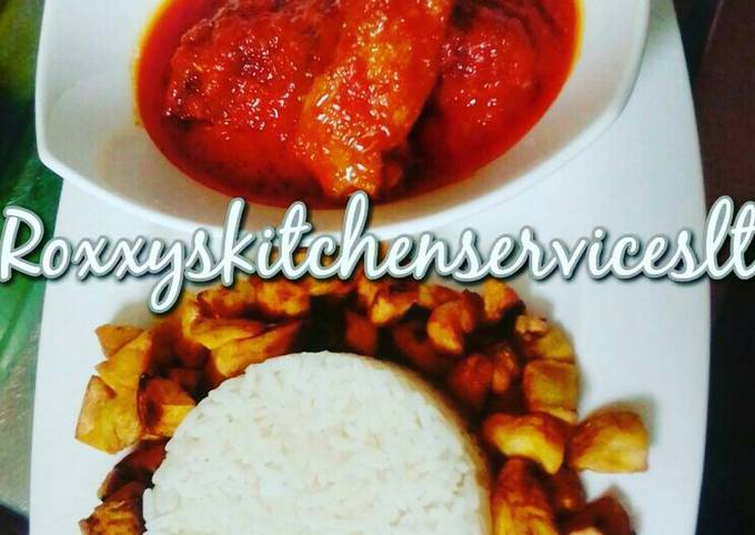 Palm oil chicken stew served with white rice and fried plantain Recipe ...