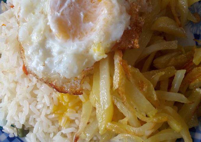 Papas fritas con huevo Receta de Mercedes Huaman Flores- Cookpad