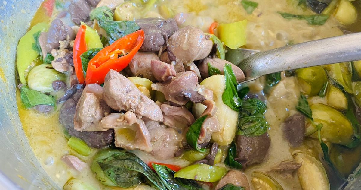 Green Curry With Chicken And Chicken Offal Recipe by JomJam Phummasophon