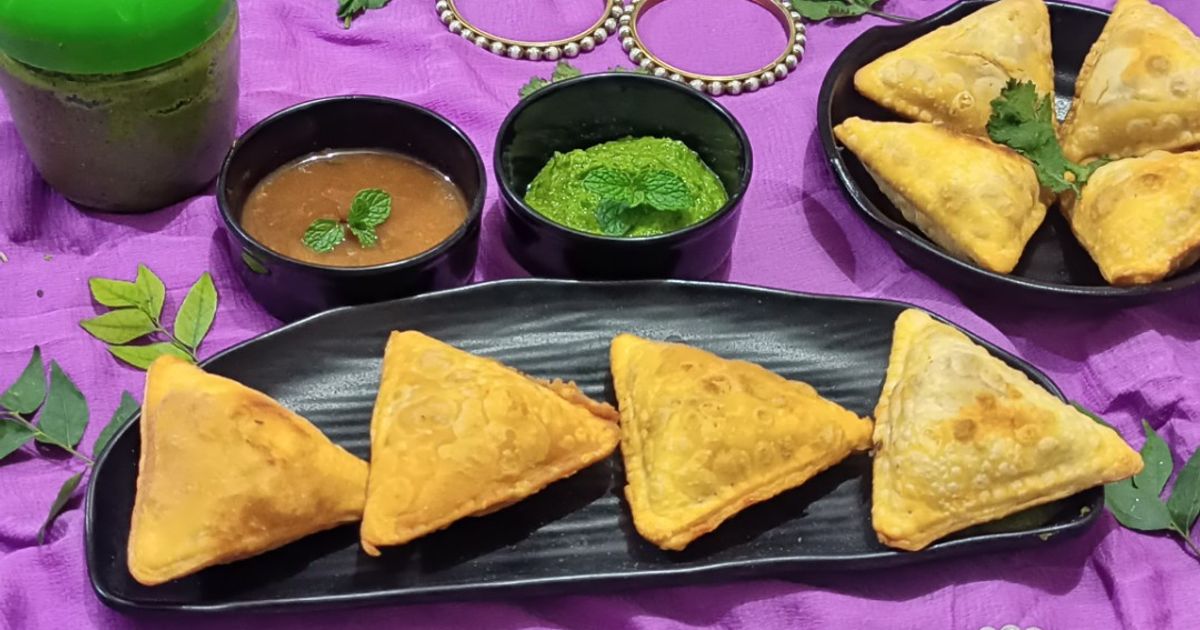 Cheesy Matar Paneer Samosa Recipe by Keshma Raichura - Cookpad