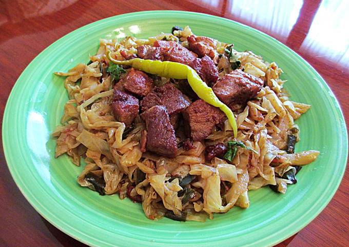 Wok de col blanco especiado con carne magra de cerdo Rumania Receta de ...