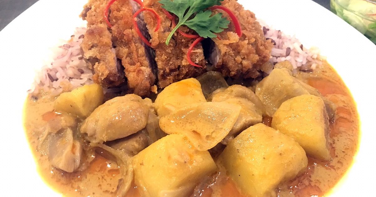 Thai Curry Rice With Tonkatsu Recipe by Wacheerat Tammy - Cookpad