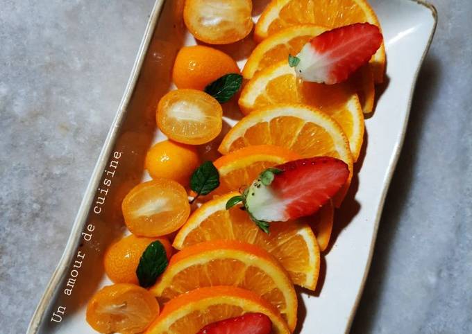 Assiette de fruits frais coupés 🍊🌱🍓 de Un amour de cuisine - Cookpad