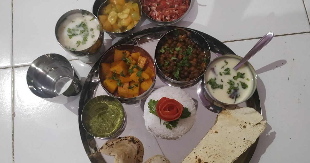 गुजराती थाली (Gujarati Thali Recipe In Hindi) रेसिपी बनाने की विधि in ...