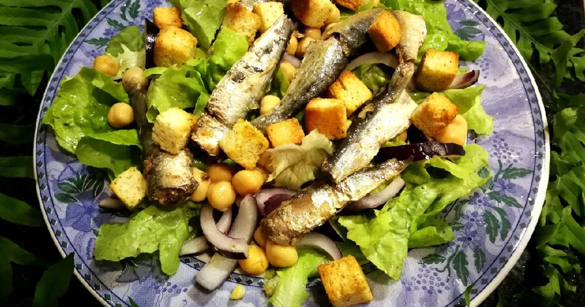 Lechuga rizada con sardinillas, garbanzos y picatostes Receta de ...