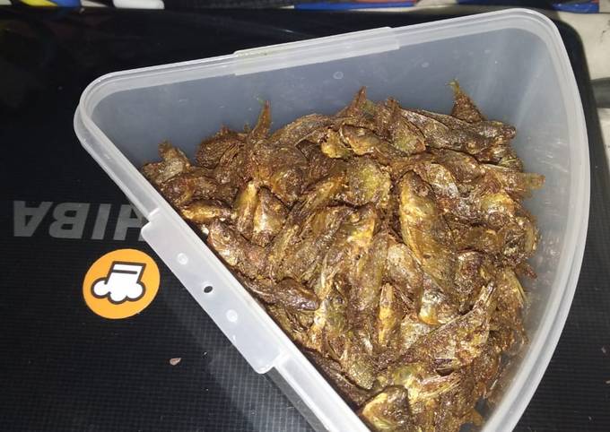 Resep Ikan nila(baby fish)goreng kering oleh Yhanhiedepuh - Cookpad