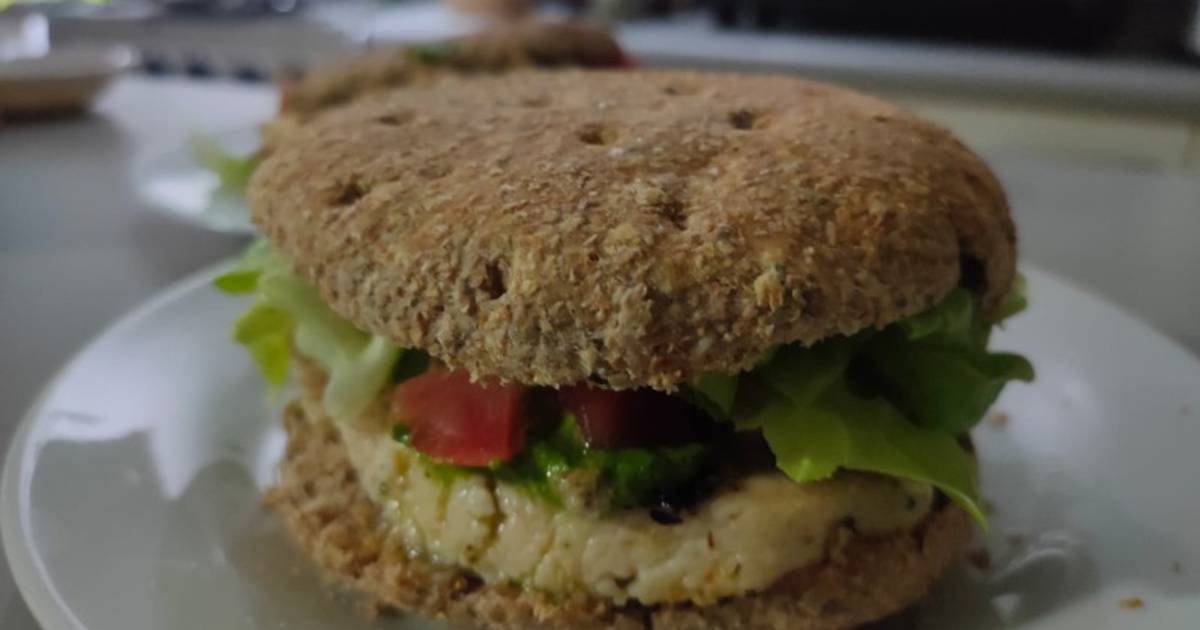 Sándwich de pan integral, pechuga de pollo y pesto Receta de Bianka ...