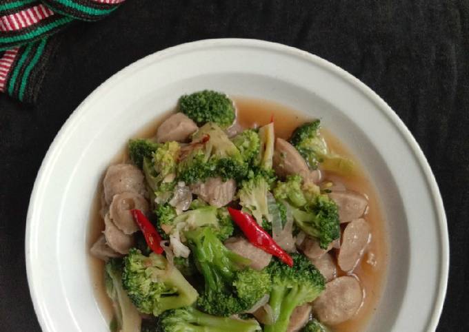 Resep Tumis Brokoli Bakso oleh Manda Evie - Cookpad