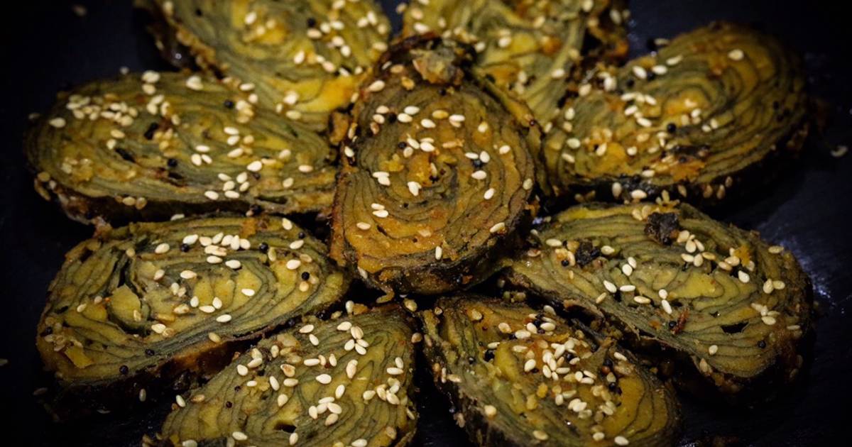 Patra | Spicy Colocassia leaves layered and steamed Recipe by Hina ...