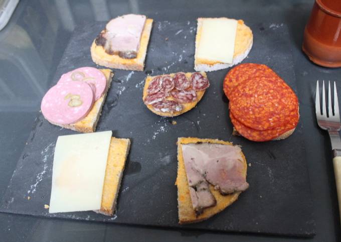 Pan con tomate y embutido variado Receta de jorbasmar- Cookpad