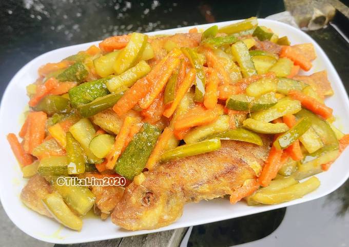 Resep Ikan acar kuning oleh ᴅᴀᴘᴜʀ ᴛɪᴋᴀ ʟɪᴍ - Cookpad