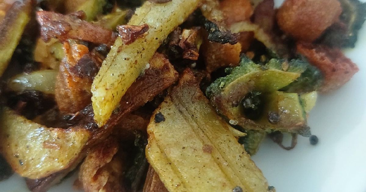 Ishita Kundu দ্বারা আলু উচ্ছে পেয়াঁজ ভাজা (Aloo Uchche Peyaj Bhaja ...