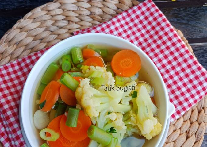 Resep Sop Wortel Buncis Kembang Kol oleh Tatik Sugiati - Cookpad