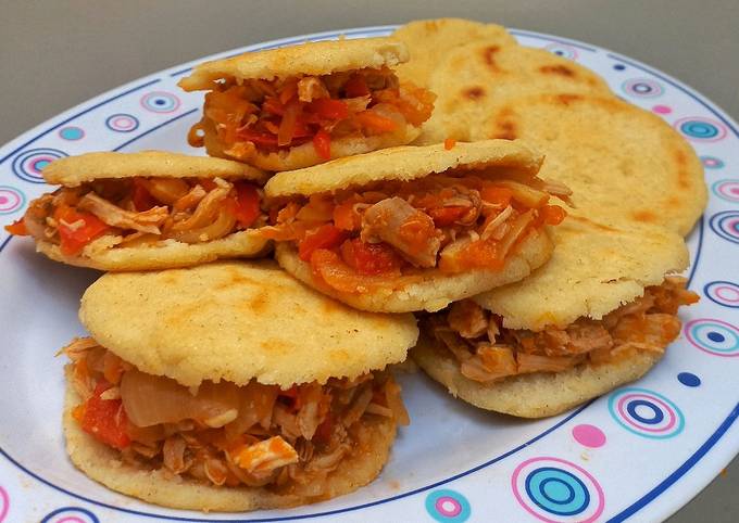 Arepas de pollo desmechado y cebolla Receta de Gaby- Cookpad