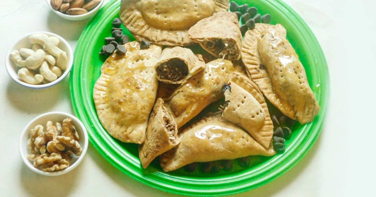 Gujiya Sweet Samosa Recipe by Lakshmi Sridharan Ph D - Cookpad