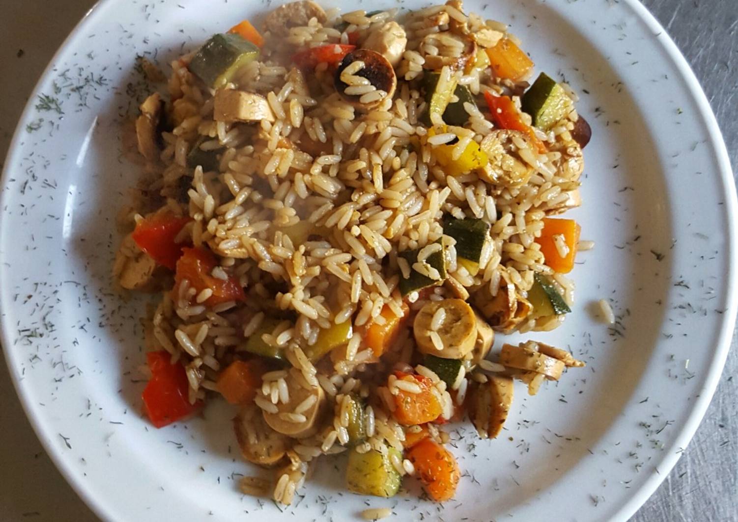 Arroz salteado con verdura y salchichas de tofu Receta de Paqui Márquez ...