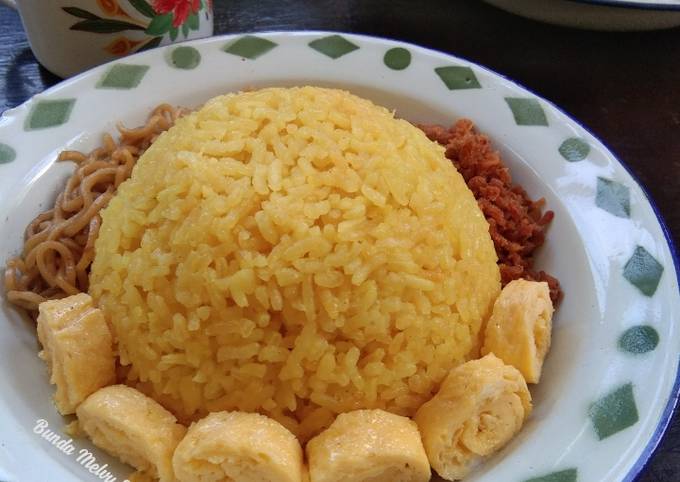 Resep Nasi Kuning Magic Com (Santan Instant) oleh Bunda Melvy Sofia ...