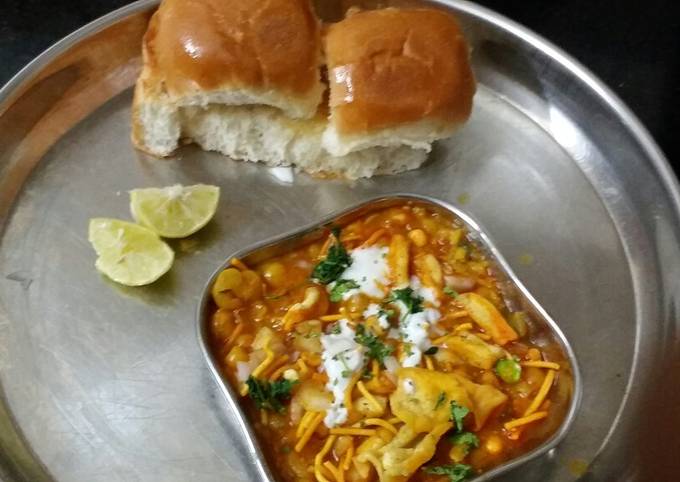 Mumbai misal pav Recipe by Divyanshi 's Cooking Diary (Divyanshi Hiran ...