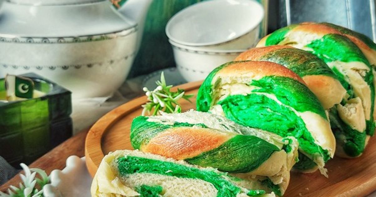 Green & White Swirl Bread Recipe by Sanober Danish - Cookpad