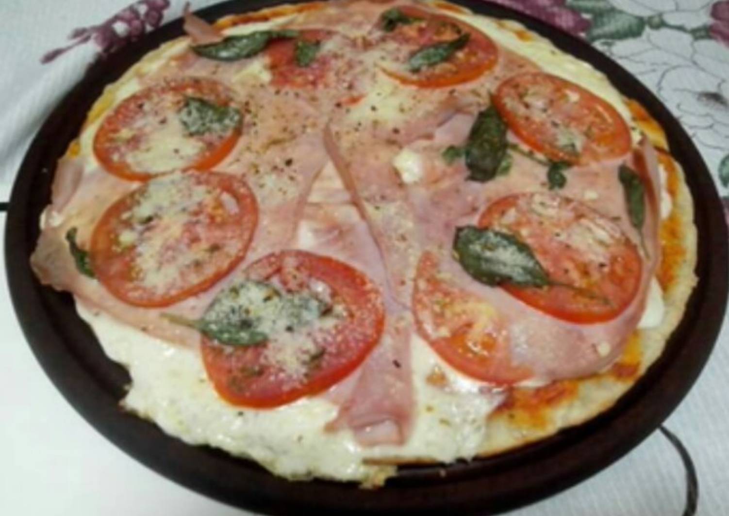 Pizza tomate, albahaca, jamón Receta de Natalia Denise - Cookpad