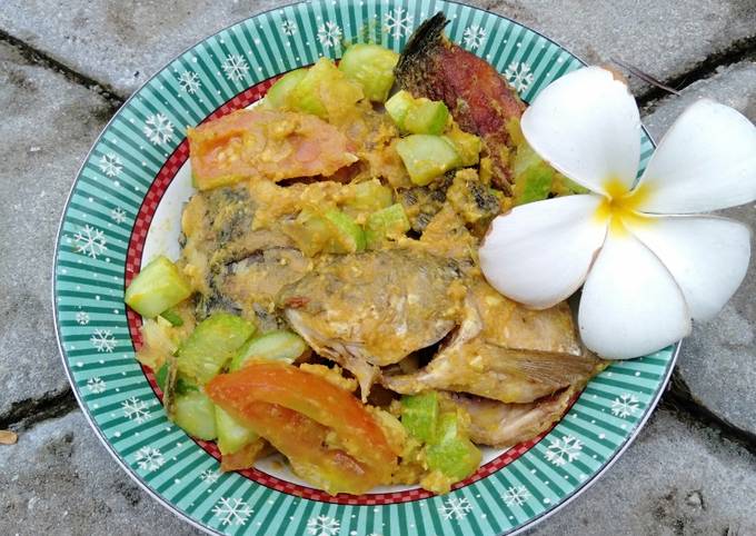 Resep Ikan Mas Bumbu Kuning Segar oleh Novia Respati - Cookpad