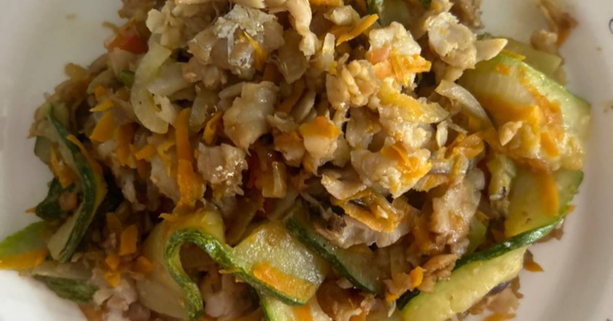 Salteado de filet de merluza y Zucchini🐟🥒 Receta de Yesica Magnone- Cookpad