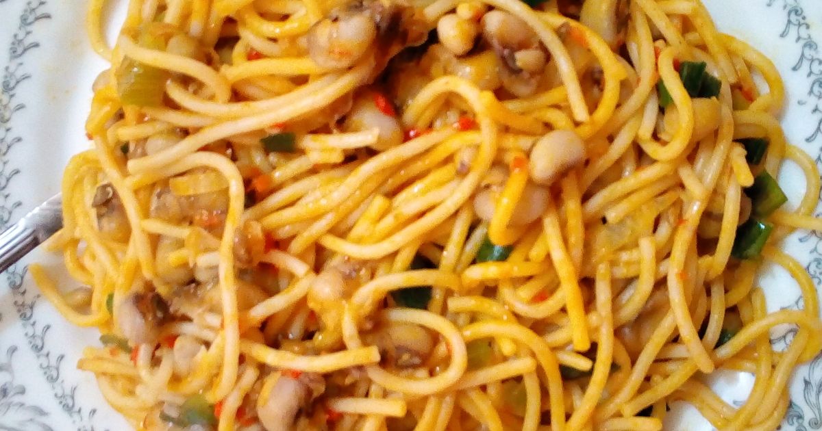 Jollof Spaghetti And Beans Recipe by Ruqayyah Anchau - Cookpad